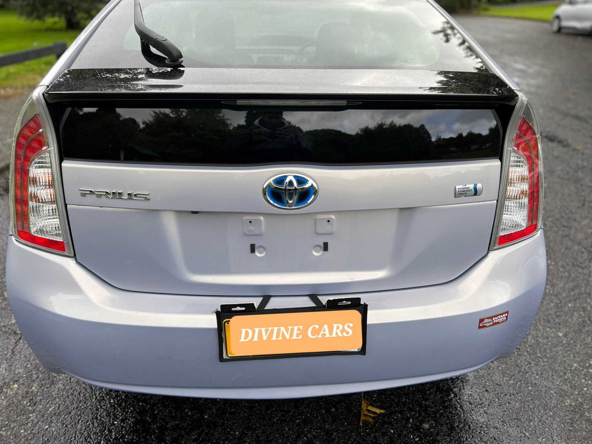 Divine Cars - Products details | Toyota Prius 2014 S Model