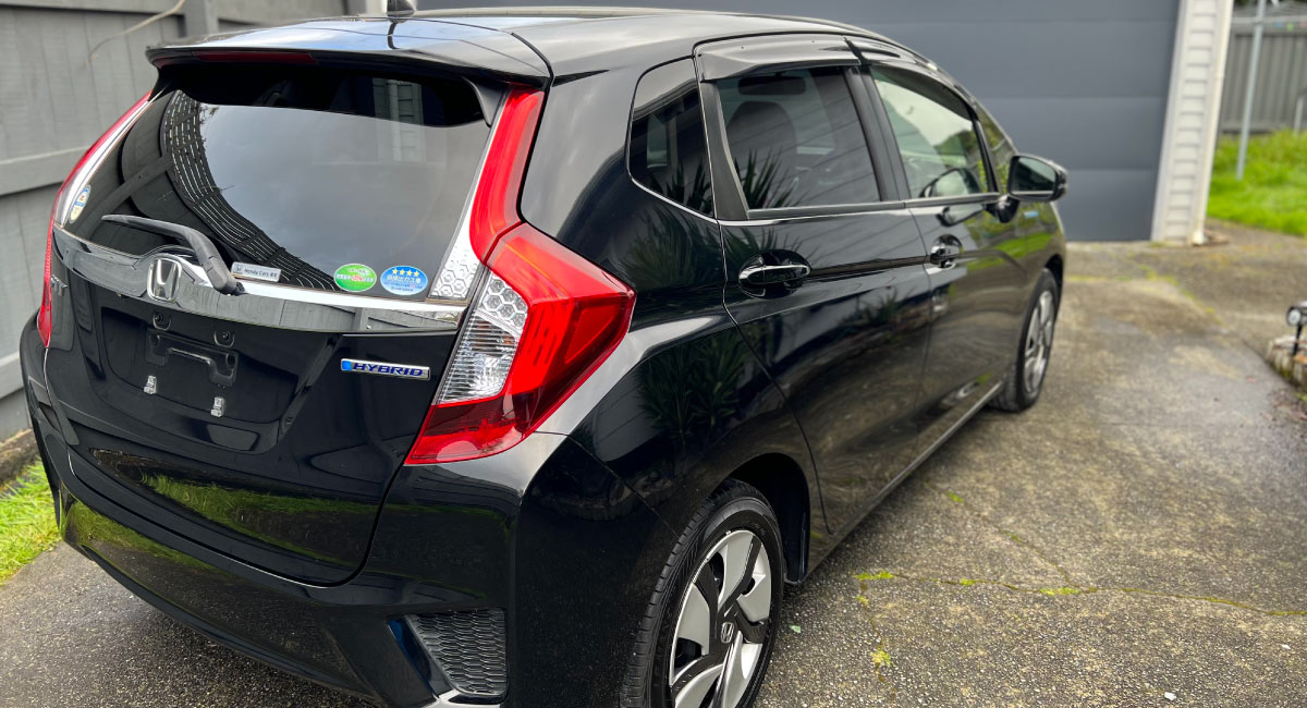 Divine Car - Products details | Honda Fit Hybrid 2015 Model